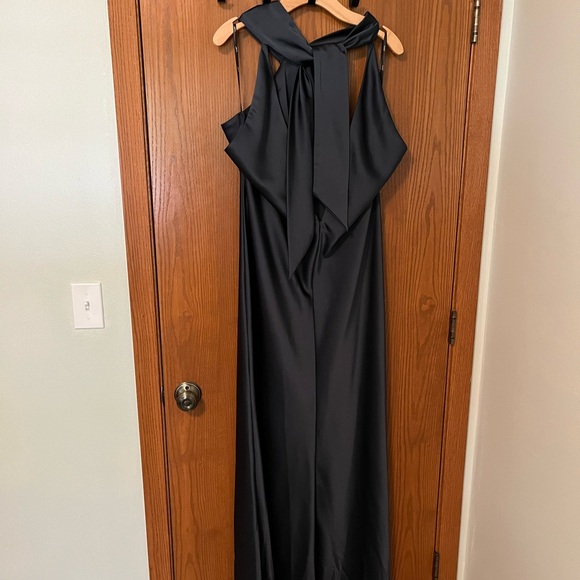 Lovely Imogen | Dresses | Lovely Brand Draped Twist Halter Tieback ...